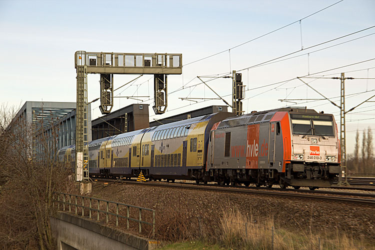 Die hvle 246 010 mit einem Metronom-Zug an der Süderelbebrücken (2 Fotos)