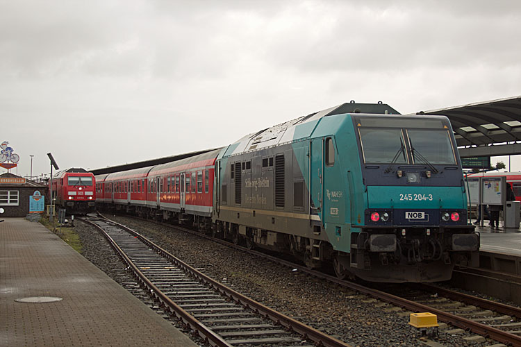 3 Fotos vom Betriebsstart auf der Marschbahn von DB Regio