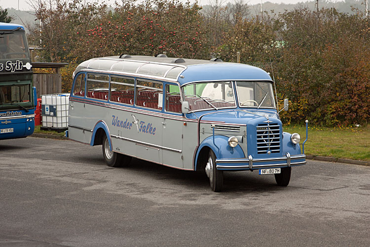 Sylt: Der Borgward-Bus der SVG auf dem Betriebshof (2 Fotos ...