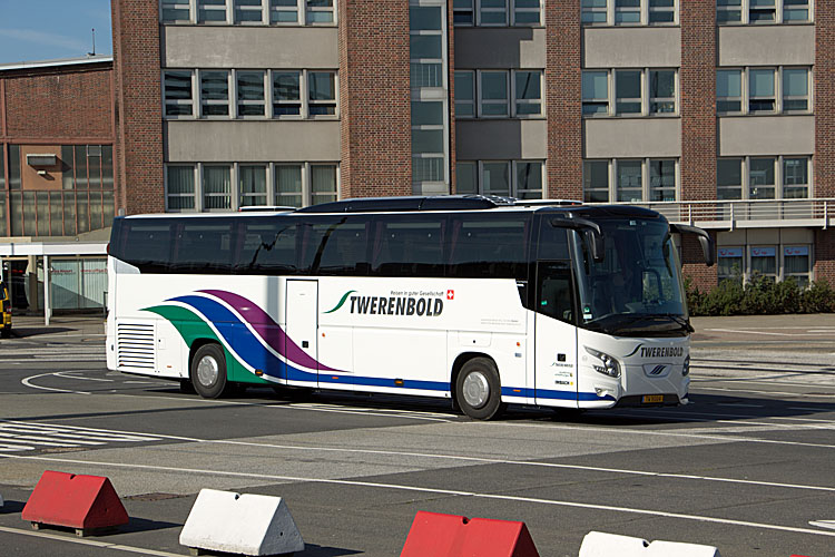 Ein Schweizer Bus mit Luxemburger Kennzeichen am Hamburger Flughafen (1 ...